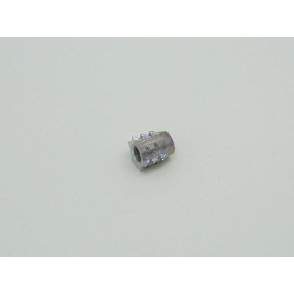 ダイカスト製・クロメートメッキ全長８ｍｍ・ネジＭ４参考下穴径５．６ｍｍ〜６．０ｍｍ※こちらの商品はメール便をご利用いただけます。メール便の特徴１．ポスト投函になります。２．代引き発送はできませんのでご注意ください。３．到着まで約２，３日かか...