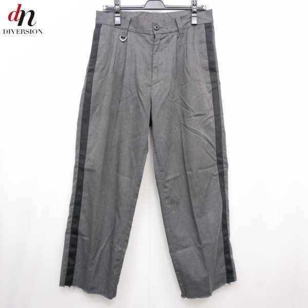 [管理番号] DNS-5823[ブランド名] uniform experiment (ユニフォームエクスペリメント)[アイテム名] 2 TUCK SIDE LINE RELAX FIT PANT[カラー] GRAY※モニターの発色の具合によ...