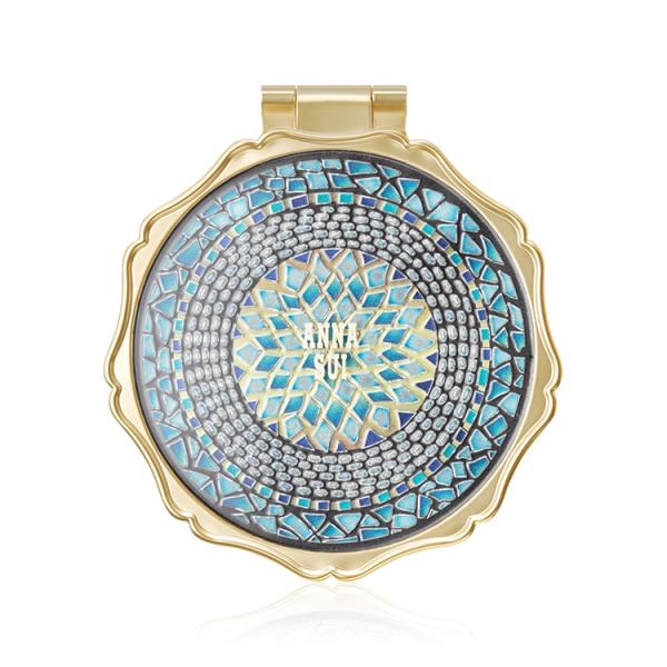 [ブランド]アナ スイ[カテゴリ]ミラー[サイズ]本体横約110mm×縦約120mm×厚み約12mm/鏡直径約90mmまるで異国のクラフトみたい。繊細なモザイクが輝くラグジュアリーな鏡。●本物のクリスタルを敷き詰めたようなミラー●強い衝撃を...