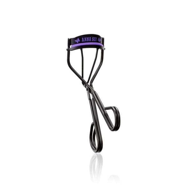 [ブランド]アナ スイ[カテゴリ]アイラッシュカーラーふわりと舞うように美しく。蝶がモチーフの新生アイラッシュカーラー。・ブランド象徴の蝶モチーフをあしらったこだわりのデザイン。・ふわりと舞う蝶のように美しくカールをきめるアイラッシュカーラ...