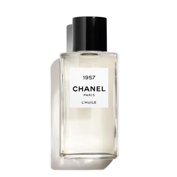 [ブランド]シャネル[カテゴリ]ボディオイル[内 容 量]250mL1957のセンシュアルでパウダリーなノートが香るボディオイル。つややかで包みこむようなこのオイルは、レ ゼクスクルジフ ドゥ シャネルのフレグランス リチュアルに加わる新た...