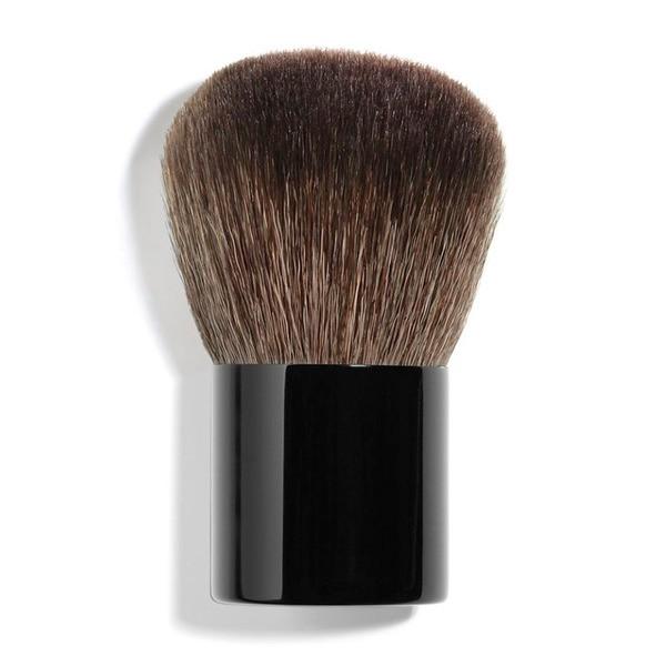 [ブランド]シャネル[カテゴリ]ブラシやわらかく肌をすべるパウダー ブラシ。コンパクトでありながらパウダーをたっぷり含む毛量豊かなブラシです。