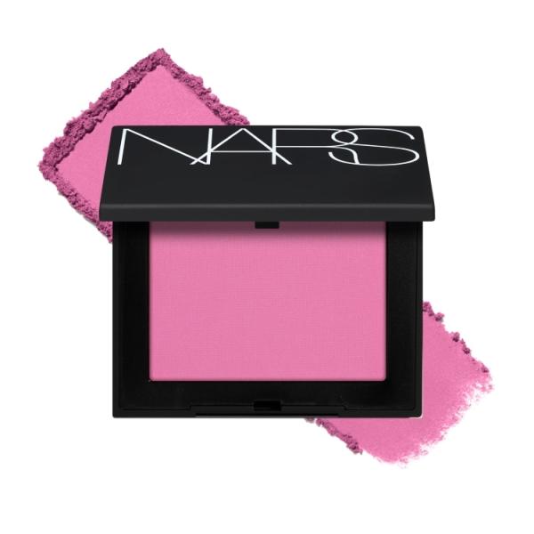 【発売日：2026年01月16日】[ブランド]NARS[カテゴリ]チーク[内 容 量]1.5g頬に官能を。自惚れるほどの肌へ軽やかなタルクフリーフォーミュラを採用し、ひとはけで肌の上をなめらかに滑り、彩度が長時間持続するパウダーチーク。きめ...