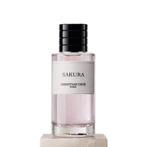 [ブランド]ディオール[カテゴリ]フレグランス[内 容 量]50mLサクラ、桜の花びらのように柔らかなシルク チュールのシルエット。わずかに開花した詩的な桜を表現しています。桜の花びらのように柔らかなシルク チュールのヴェールに、アーモンド...