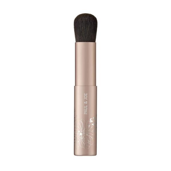 [ブランド]ポール＆ジョー ボーテ PAUL&amp;JOE BEAUTE[カテゴリ]ブラシひとはけで思い通りの頬に仕上がる、ポータブルタイプ。コンパクトなラウンドカットで、つけたい所にピンポイントで塗布できます。なめらかな肌当たりでコシが...