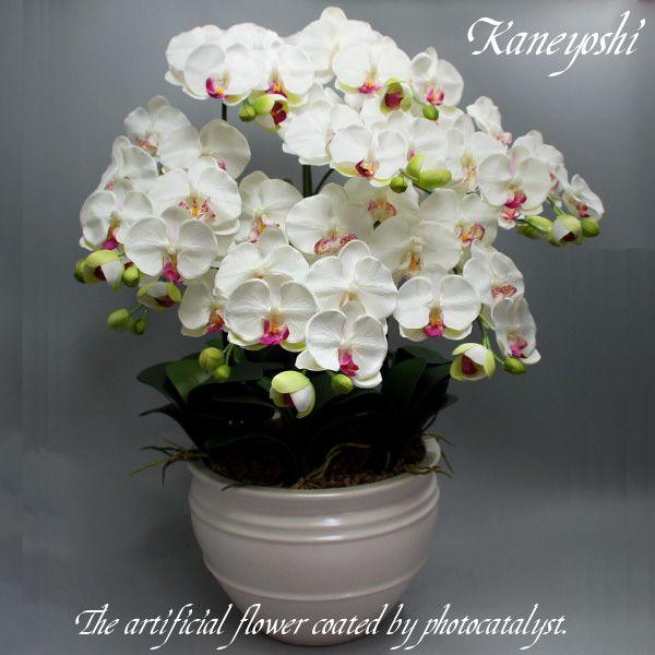【サイズ】【幅】 約 ６０cm ×【高さ】 約 ７０cm　（鉢の形状によって多少異なる事が有ります。）【花の径】（横） 約 ８．５cm × （縦） 約 ７．５cm胡蝶蘭大輪の造花に光触媒加工が施してあります。 　光触媒作用を持つ二酸化チタン...