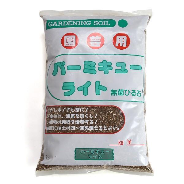 【サイズ】　【袋の大きさ】　【横】 約１８cm　【縦】約２６cm家庭園芸用　バーミキュライト　２Ｌ蛭石を高温で焼成し細かく砕いたものです。保水性、排水性、通気性、保肥力も良いです。さし木や種まき用　ハーブ・多肉植物など