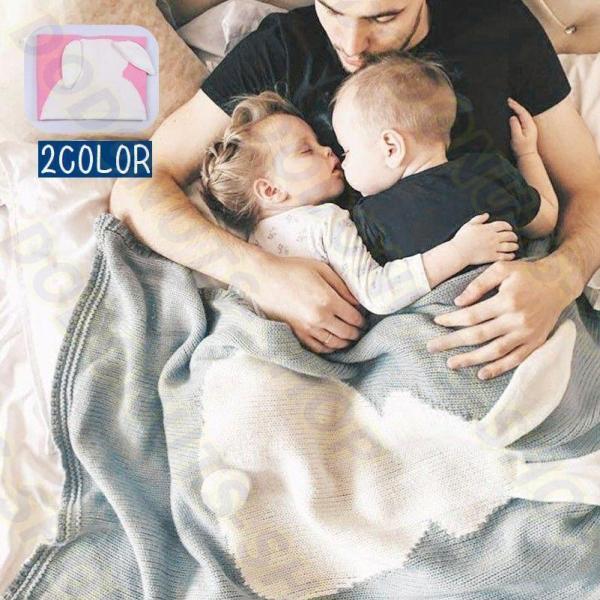 うさ耳がかわいいニットブランケットです。お昼寝タイムのお布団や、ひざ掛けなど色々なシーンで使えるアイテムですね。【サイズについて】74×106cm【補足説明】商品の性質上、手洗いでのお洗濯をお勧めしております。