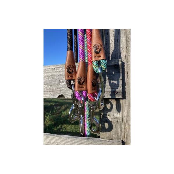 直径1.0cm×長さ130cm。重さ約120グラム。 主に小型犬の散歩やトレーニングに使用します。 ナイロン糸を使用しているため軽くて丈夫で、金具も亜鉛合金製のため頑丈です。 色の種類は青、赤、茶色、紫の４色からお選びいただけます。 た、軽...