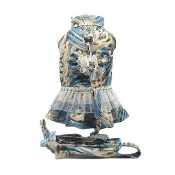 日本柄でちょっとシックなハーネス。リードにもリボンがついてておそろいでおしゃれ。リードを取ったらお洋服として着ていても違和感なく、お散歩するときはリードを付けて、ハーネス代わりに。フレアースカートが走ると揺れてインスタ映えも★ネックはスナッ...