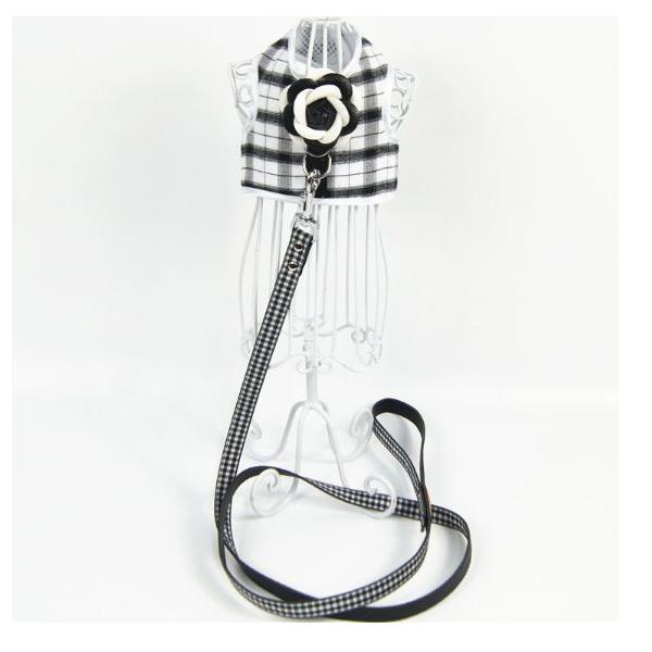 とてもおしゃれなハーネス。こんなハーネス付けてお散歩するととてもわくわく♪ 人気商品です。【確認！！】リードはついてません。※この商品はおしゃれファッション用のハーネスです。強く引っ張ったり激しい動きなどには寄れたりしますので向きません。★...