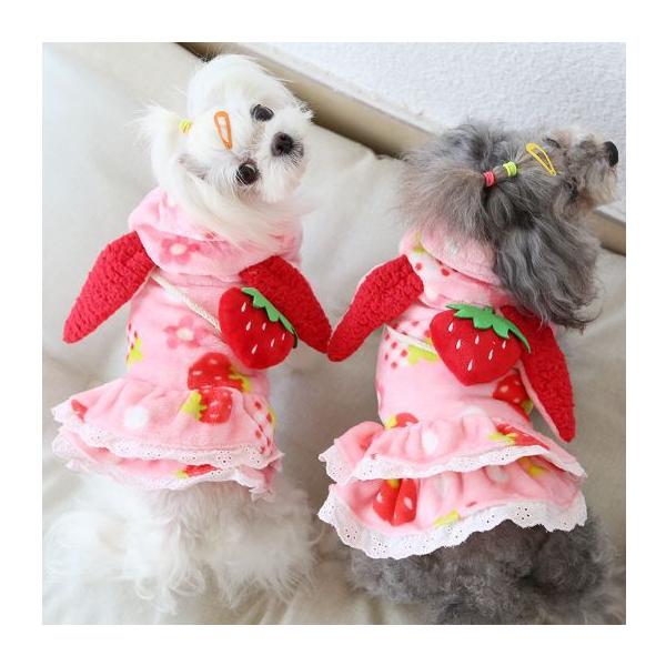 人気のイチゴ柄にストロベリーポシェットがついてフードにはウサ耳がキュートな甘い甘いワンピース。走るたびにポシェットもウサ耳も揺れて可愛い☆ポシェットは飾りです。いちごをちりばめたプリントがとびきりかわいいワンピース！お友達や姉妹ワンコ、多頭...