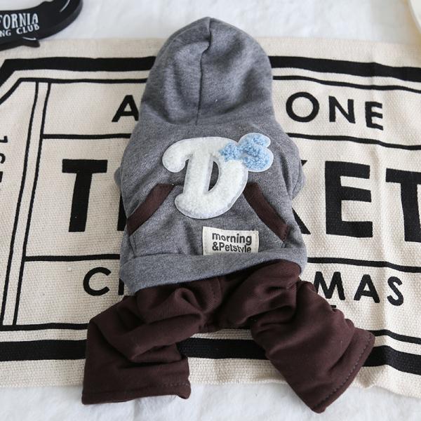 Dがアクセントロンパース。部屋着としてもお出かけとしても可愛い。愛犬の抜け毛対策や術後の部屋着としてもOK.フリースであたたかく、秋冬のさまざまなシチュエーションにぴったりのお洋服です。外出先でもこんなオシャレな服を着せると、注目を浴びるア...