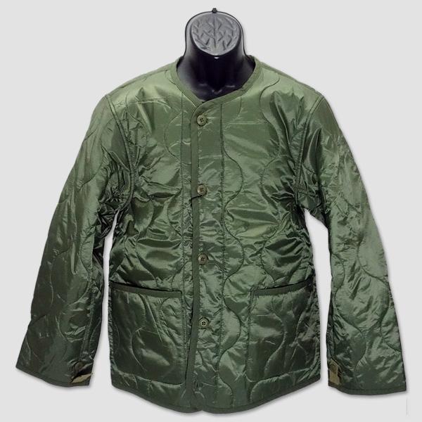 　素材：表地・ナイロン100％ 裏地・ナイロン100％ 中わた・ポリエステル100％ 別布部・コットン100％　ミリタリーアウターに付いている着脱可能なキルトライナーをジャケットとしてモディファイ。　本来は防寒性を高めるためのインナーだった...