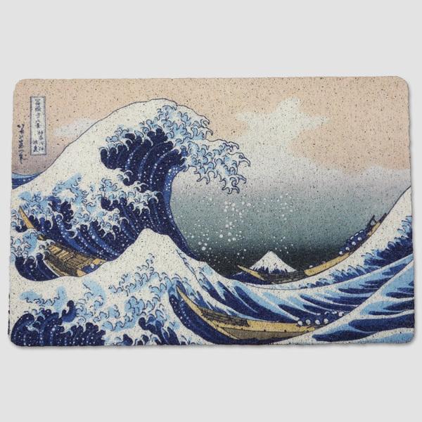 　素材：PVC COIL MAT　人気のアメリカンフロアーマットシリーズに、葛飾北斎『富獄三十六景・神奈川沖浪裏』名画マットが登場！　玄関・リビング・キッチン・子供部屋・バス・トイレ・ガレージなど、敷くだけで和風の雰囲気を演出してくれます。...