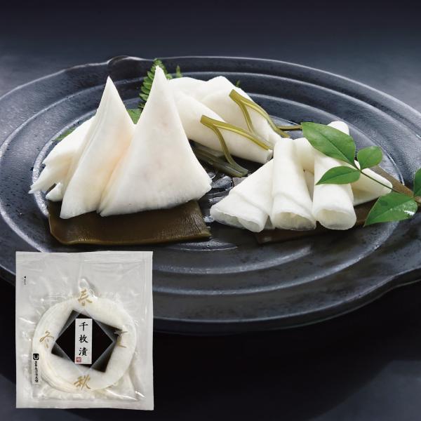 【期間限定】伝統の技で一枚一枚丁寧に仕上げた、かぶらのお漬物「千枚漬」を、通常パックより内容量はおよそ５割増し、それでいて価格を抑えたお得パックに。利尻昆布を使いまろやかで上品な甘さの千枚漬をぜひどうぞ。原材料：かぶら,漬け原材料〔糖類(砂...