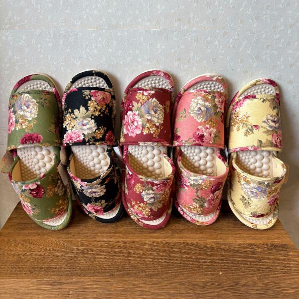 【発売日：2024年11月06日】華やかな花柄生地を使用したサラダボールヘルシースリッパです。突起が指で押せるほど柔らかく、足の裏のツボを優しくしっかり刺激してくれます。立ち仕事の多い方やデスクワークなど同じ姿勢をしている方におすすめの健康...