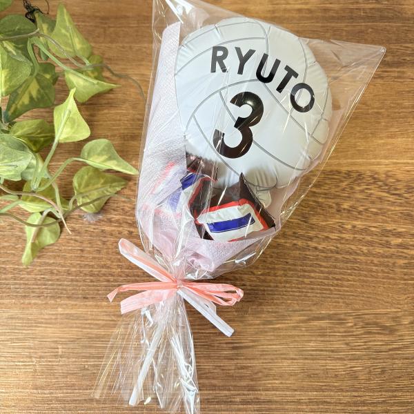 【発売日：2025年12月15日】ボールの形のバルーンとお菓子がセットになっているバルーンスティックギフトです。バルーン部分に名前や背番号、ThankYouなどの簡単な文字が入れられます。お菓子を違うものに変更することも可能ですのでお気軽に...