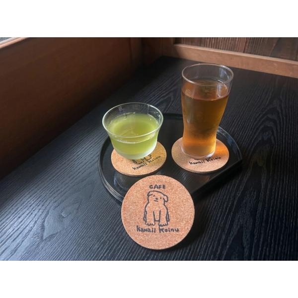 【カフェオリジナルロゴ入り　コルク製コースター2枚セット】こちらは2枚入りのセットです。カフェ　Kawaii Koinuの店内でも使用されているオリジナルのコルク製コースターです。ここと実店舗のみの限定販売となります！サイズは直径9cmなの...