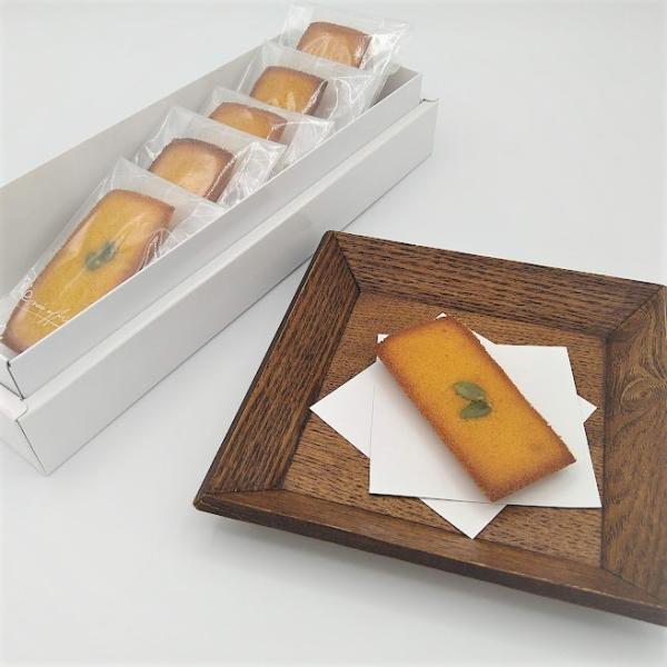 神奈川県平塚市の若手酪農家グループ「角笛会）の有志の手で栽培されたかぼちゃを使用したフィナンシェになります。かぼちゃの甘みとアーモンドの深みをお楽しみいただける焼菓子になります。品名：湘南かぼちゃのパンプキン名称：焼菓子原材料名：卵白(神奈...