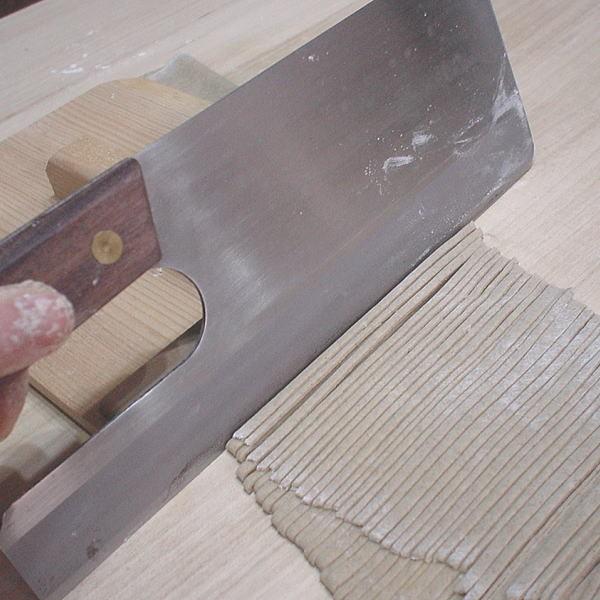 安心してお召し上がりいただける国内産そば粉です。保存は風味を損なわない為、直射日光、高温多湿、乾燥を避け冷暗所に保管してください。開封後は早めにお召し上がりください。片栗粉を打ち粉に代用されている方には、仕上がりが具合がワンランクアップする...