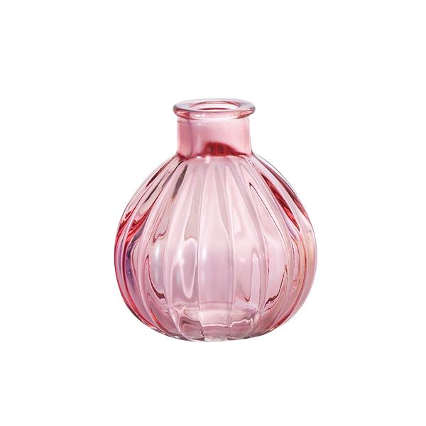 ガラスの花瓶やポットに花を入れて置くだけでさわやかな気分に。サイズ：Φ8.5×H8.2cm　材質：ガラス　カラー：ピンクエイチツーオー