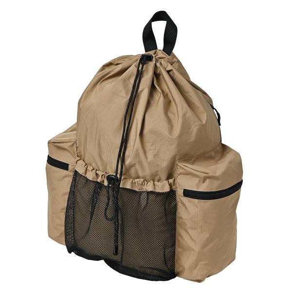 ●はっ水・防水加工生地使用●容量28L●耐荷重25kg●パッカブル/コンパクト収納・クッション付きショルダー●背負ったまま本体にアクセス 可能なファスナー付きナップサック型の立体ポケット付きバックパック。撥水防水生地の軽量生地を使用しており...