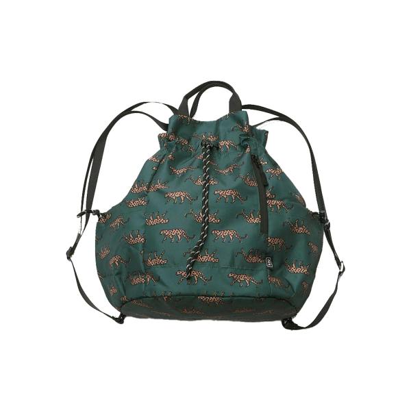 ●■容量11L/耐荷重2kg●■リュック/トート/ショルダー の3WAY仕様●■両サイドドロストポケット●■前面には独立したファスナーポケット●■サイドファスナー付きで内側にアクセス可能【巾着型のシルエットが可愛い、マルチウェイに使用可能な...