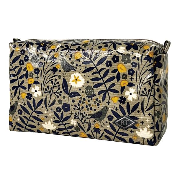 ●【素材】表地:綿(ノンフタル酸PVCラミネート加工)、裏地:ポリエステル●【サイズ】 ヨコ 約19cm、タテ 約11cm、マチ 約6cm【開閉】ファスナー●【重さ】約 60g●【生産国】 中国●【ポケット】 内側ポケット:無し、外側ポケッ...