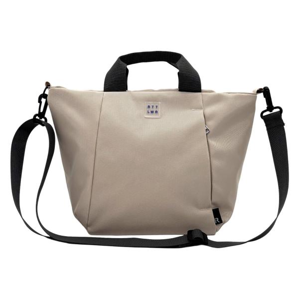 ●ツイル生地にはっ水加工を施した、軽量で使い勝手の良いトートバッグ「デリ」です。●持ち手と本体生地のコンビネーションが美しいカラーリングで、持つだけで気分を明るくしてくれます 。●斜めにカットされた生地のハギの境目にルーポケットを配置し、全...