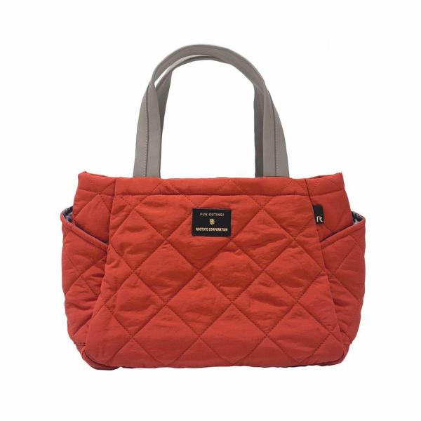 ●【サイズ】 ヨコ(上部)34(下部)30×タテ23×マチ14cm●【開閉】 ドットボタン●【重さ】約 260g●【ポケット】 内側:3箇所(内ファスナー付1箇所)、外側:2箇所●【素材】 ナイロン●【生産国】 中国何がどこにあるのかひと目...