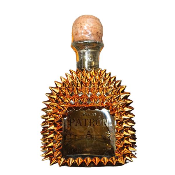 パトロン デコレーションボトル 750ml×1本ハリウッド・セレブの感性を刺激し、世界No.1の座に上り詰めたウルトラプレミアムテキーラ極上の蜂蜜のような甘く香り高い、なめらかな味わい。個性的で芸術的なボトルに身を包んだそのテキーラは、世界...