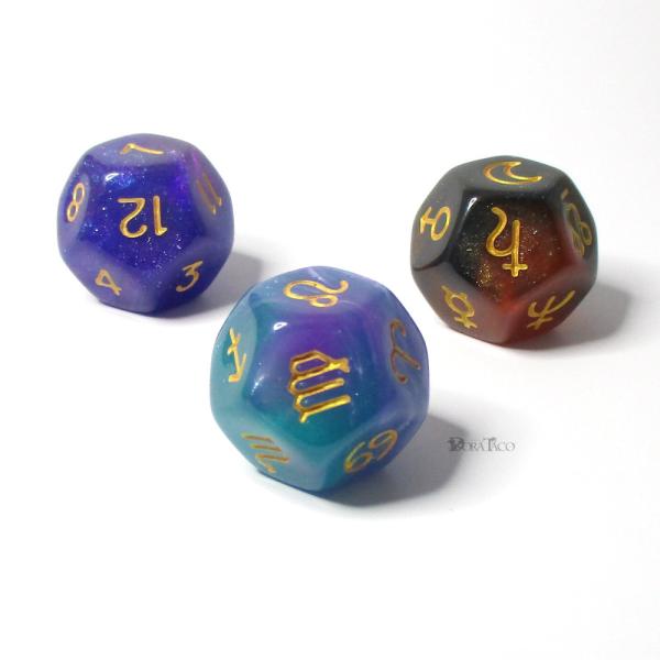 12面体の3個セットです。・惑星と星座のシンボルマークが描かれた12面×各1個・アラビア数字12面体×1個※数字が無いサイコロは何かにご使用ください。