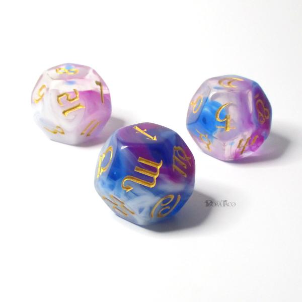 12面体の3個セットです。・惑星と星座のシンボルマークが描かれた12面×各1個・アラビア数字12面体×1個※数字が無いサイコロは何かにご使用ください。