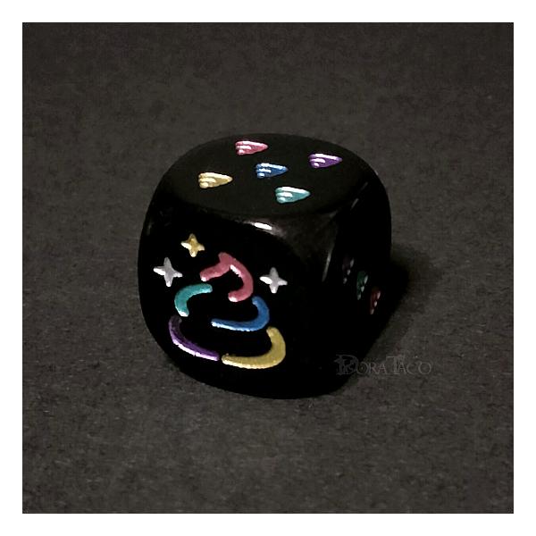 〜手間を惜しまない逸品〜通常のサイコロは全ての面が１色で塗られていますがこのサイコロは各部位ごとに塗り分け、全６色を使用した豪華塗装仕様です。内容／1個