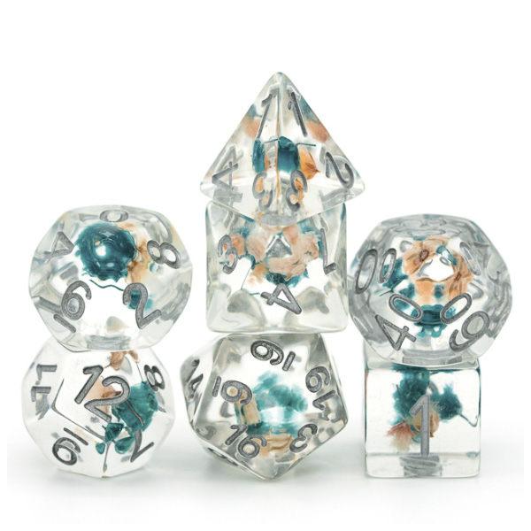 色違いのお花が2つ入ったサイコロセットです。内容／4面・6面・8面・10面・テンズ10・12面・20面◆ご留意事項◆ラメの入り方はランダムです。均等に散らばっている場合や偏っている場合がありますが不良品では御座いません。予めご了承の上、ご検...