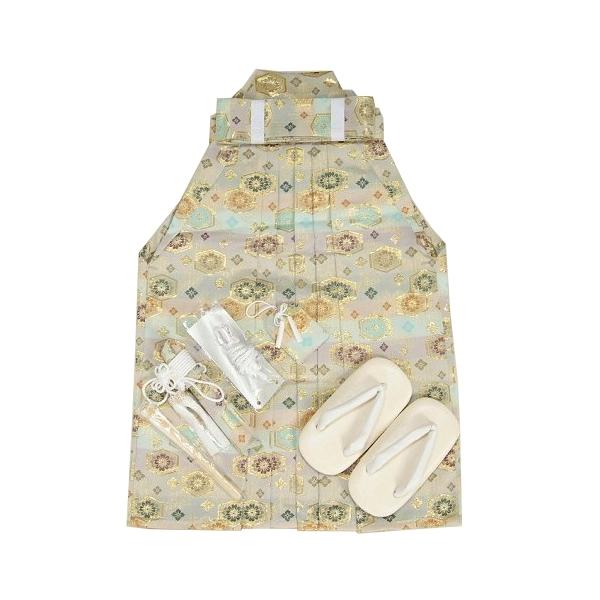 七五三に使用する3歳から5歳用男の子の袴七点セットです。柄は淡い水色とパープルなどの横縞柄の紋袴になります。こちらは3歳と5歳の両方に対応した中間サイズの55cmなので、三歳五歳どちらの年齢でも背やサイズによって御使用いただけます。袴の丈も...