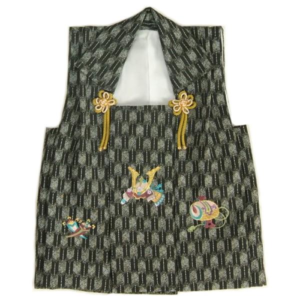 七五三祝い着着物の男の子被布単品です。お宮参りの着物（初着）を合わせて頂き被布を御使用いただけば3歳の御祝着として御利用頂けます。地柄に矢絣の模様が入った黒グレー色に兜や小槌の刺繍が入った高級感のある被布着になります。素材はポリエステルです...