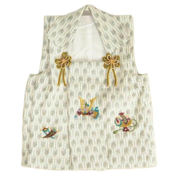 【送料無料】七五三3歳の祝い着に合わせるのに最適な男の子被布着単品です。お宮参りの着物（初着）を合わせて頂き被布を御使用いただけば3歳の御祝着として御利用頂けます。地柄に矢絣の模様が入ったベージュに近い白色に兜や小槌の刺繍が入った高級感のあ...