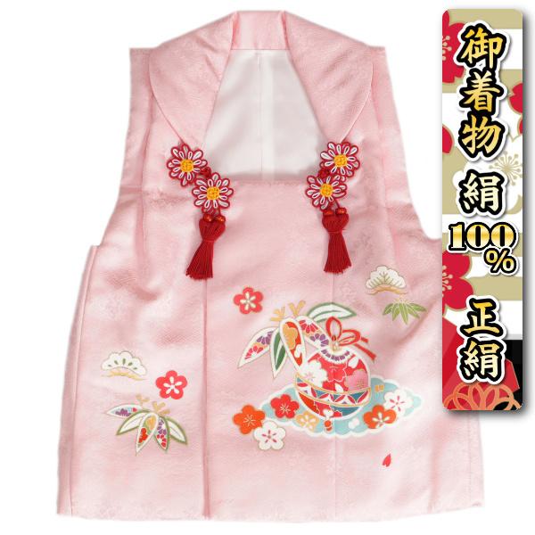 【送料無料】七五三の3歳に合わせる女の子の正絹生地の被布着の単品です。ハッキリとした可愛らしいピンク色を基調に染められた配色で柄には縁起柄の代表ともいえる松竹梅に鈴の図柄が描かれた落ち着きのある古典柄になります。描かれている柄はすべて手描き...