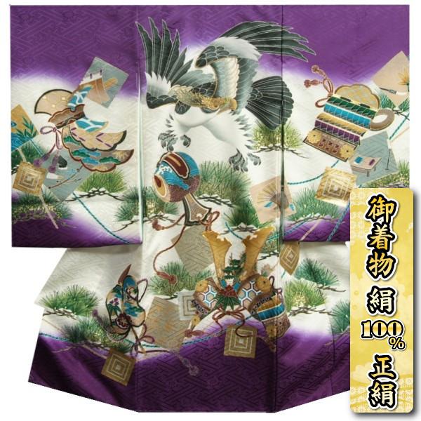 【送料無料】紫地に中央を白色に染め分けした個性的な配色が特徴の男の子のお宮参り初着です。柄はメインに鷹と兜を据えてあり金彩を散らした松葉や小槌、軍配などが全体を彩る上品な柄域になります。メインの鷹の頭部分は刺繍使いになっていて見た目の豪華さ...