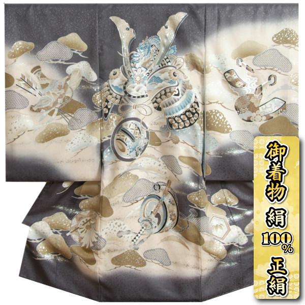 【送料無料】濃い目のグレー地に淡いグレーやベージュのぼかし、銀彩箔のシルバー色などの濃淡配色が特徴的な男の子のお宮参り着物です。メインの兜の角である鍬形の輪郭には銀駒刺繍もほどこしてあり高級感もあります。通常金彩の箔が主流なのですがコチラは...