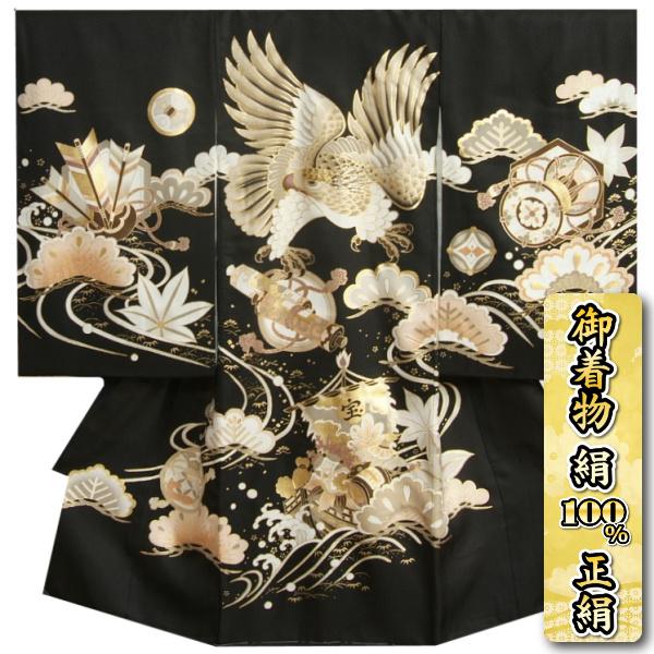 【送料無料】黒地色に鷹や宝船、紋柄などの金彩箔の縁起柄を中心に配された男の子のお宮参り着物です。鷹の頭部分には金糸刺繍が施してあり、金彩の箔と合わさり上品な豪華さもあります。敢えて色鮮やかな色彩を使用しない金彩色中心の雅な柄配色がシンプルな...