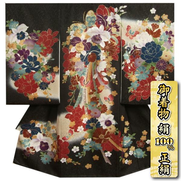 【送料無料】黒地に中央を流れるベージュのぼかし染め分けが特徴の男の子のお宮参りの御着物です。メインの百合の花びらや舞蝶の輪郭には横振りの手刺繍が施されており上品な豪華さがあります。百合は古くは古事記にも登場する花ですが着物の文様としては大正...