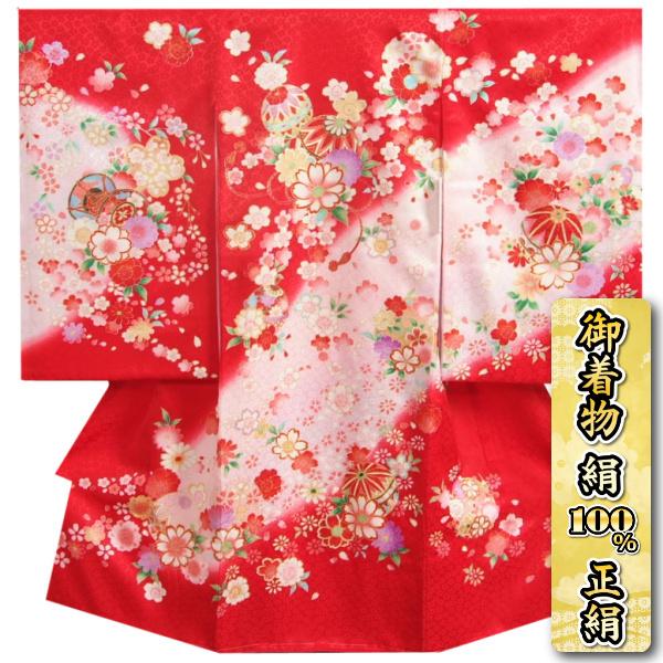 【送料無料】赤地色を基調に様々な古典縁起柄が全体を彩る女の子のお宮参り着物です。メインのまりの輪郭には金駒刺繍が上品に使用してあり、さりげない高貴な印象を与えてくれると思います。赤色地にピンクの流水挿しの色目がアクセントになって色合いに深み...