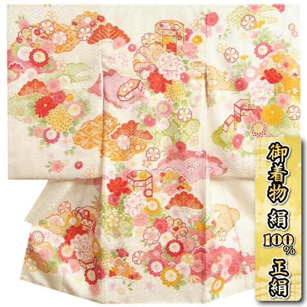 【送料無料】淡いベージュ色の色味の入った生成り色が特徴の女の子のお宮参り御着物です。全体の色合いが真っ白ではなく生成り色のオフホワイトになりますので女の子特有の柔らかな印象を与える色合いになります。メインの貝桶や菊華部分の輪郭には金駒刺繍が...
