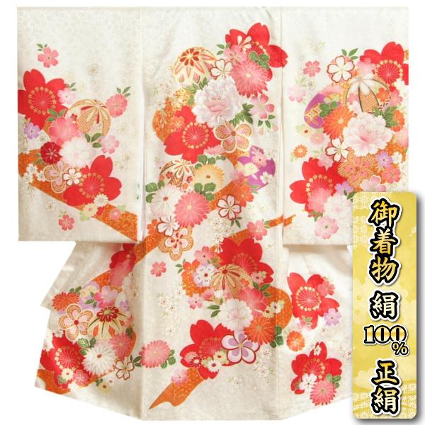 【送料無料】白地の御着物に桜や牡丹、菊、梅などの華やかな四季彩華が彩る可愛らしい女の子のお宮参り御着物です。柄はなんとも目を引く赤い桜、寒緋桜が意匠化された個性的な柄域になります。メインの牡丹の花びら部分には見る角度によって色味が変る横振り...