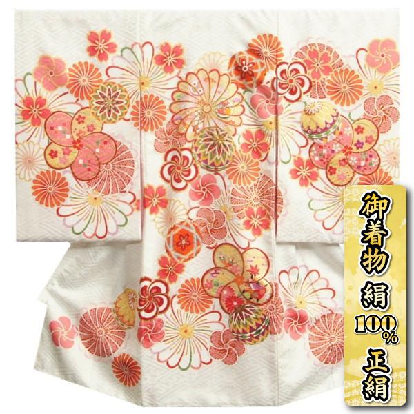 【送料無料】清潔感のある白色に大き目な柄使いが綺麗な女の子のお宮参り着物です。メインの捻り菊やまりの輪郭には金駒刺繍が入って見た目にも上品な豪華さがあります。柄は捻り菊を筆頭に捻り梅や桜、まりなどの古典縁起柄が中心の柄域ですが白色を基調にし...