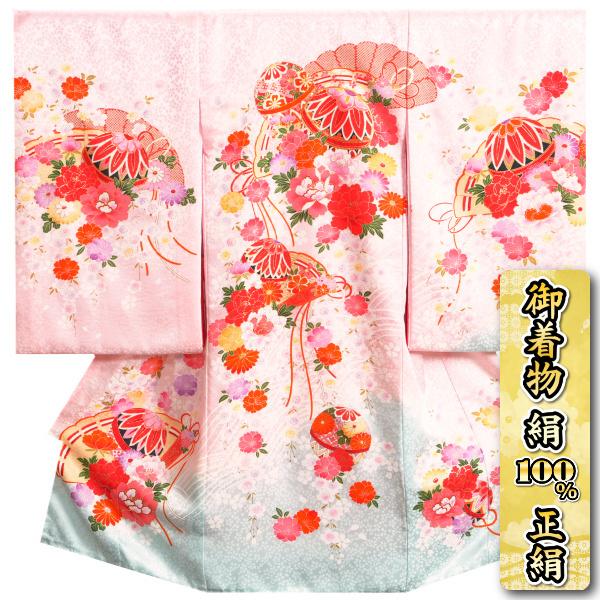 【送料無料】ラベンダー掛かった淡いピンク色に裾を水色で染め分けした個性的な配色の女の子のお宮参り着物です。正絹綸子地紋生地を使用していますので生地に光沢感が出ている分、御着物の表面全体に艶感がありますので晴れた屋外で見るとより鮮やかさが増し...