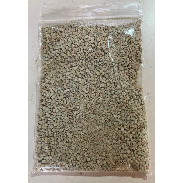 昆虫マットにまぜるだけで、昆虫に付着するダニを忌避し、いや〜な臭いを強力消臭。マットの汚れも吸着します。昆虫マット約10Ｌ分に使用できます。天然素材100％で成虫にも幼虫にもご使用可能です。（容量）約１００ｇ
